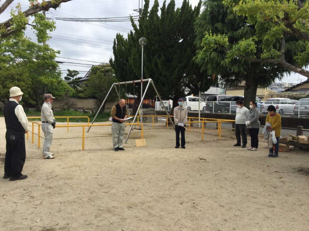 全教一斉ひのきしんデー【井御料児童公園・西大丸児童公園】:右京支部【京都教区】｜教区・支部掲示板