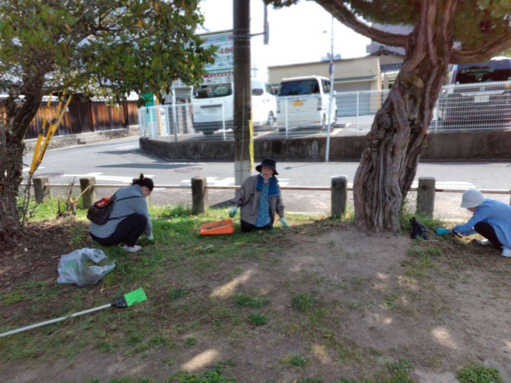 全教一斉ひのきしんデー【井御料児童公園・西大丸児童公園】:右京支部【京都教区】｜教区・支部掲示板